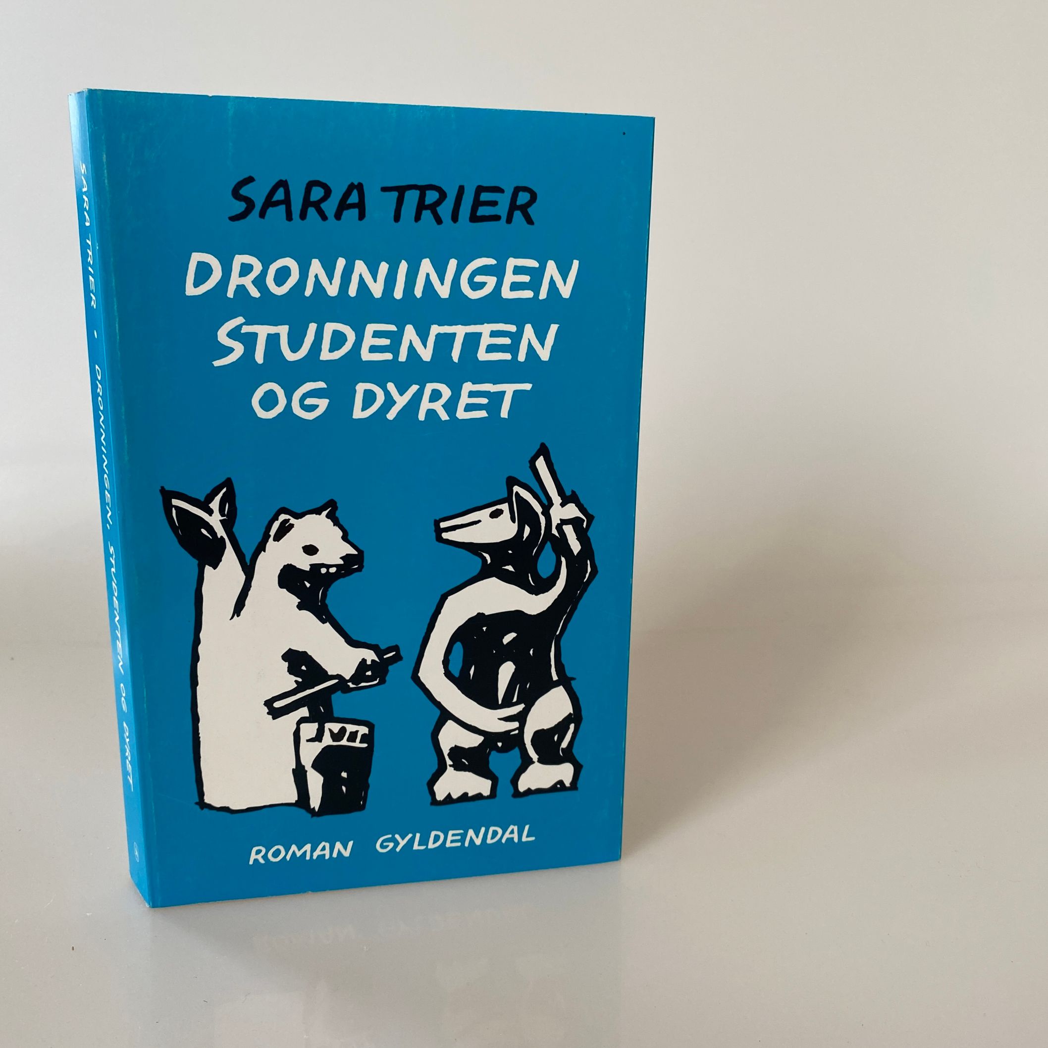 Sara Trier: Dronningen, studenten og dyret | Køb brugt her - BogGaragen.dk