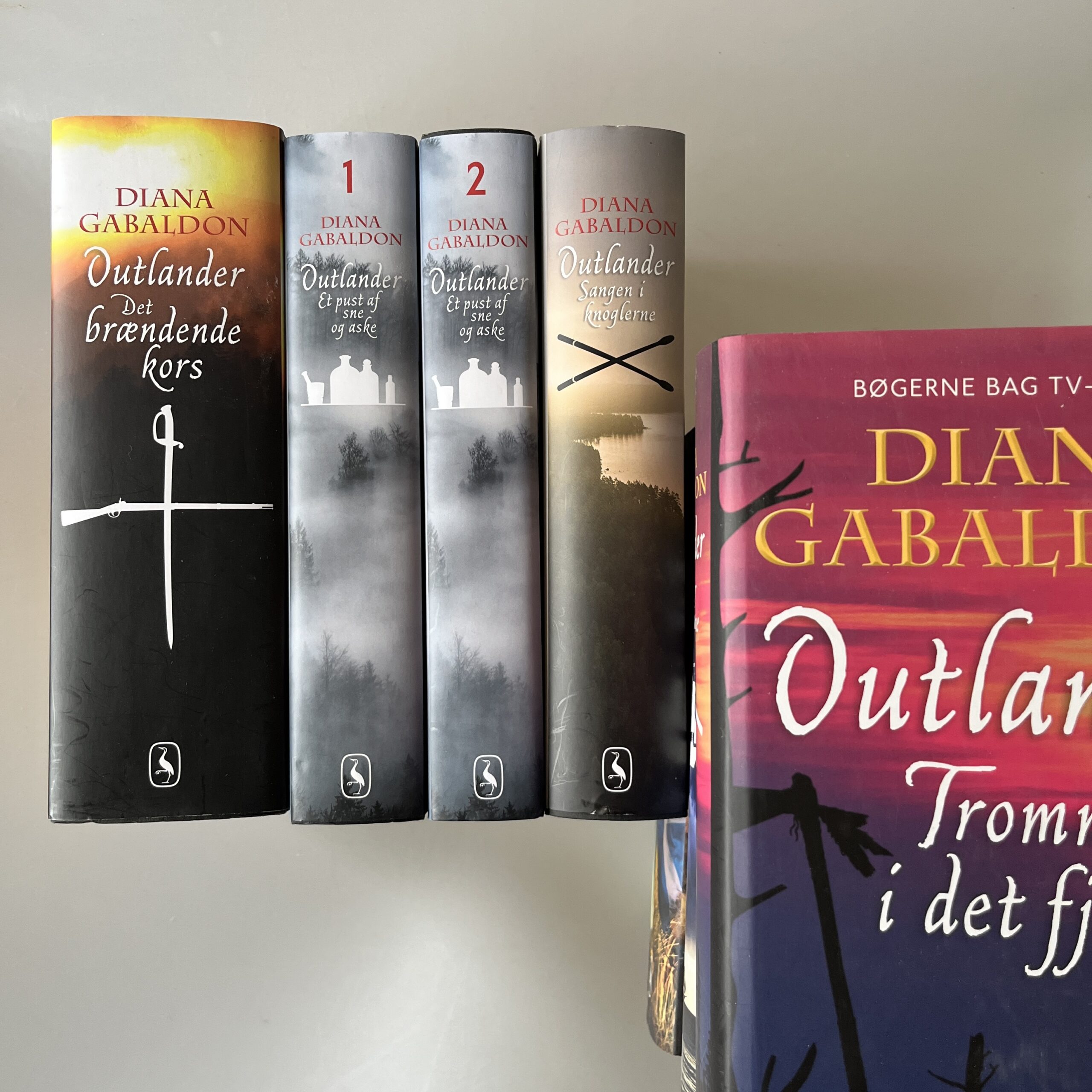 Diana Gabaldon: Outlander-serie - bind 1-8 | Køb brugt her - BogGaragen.dk
