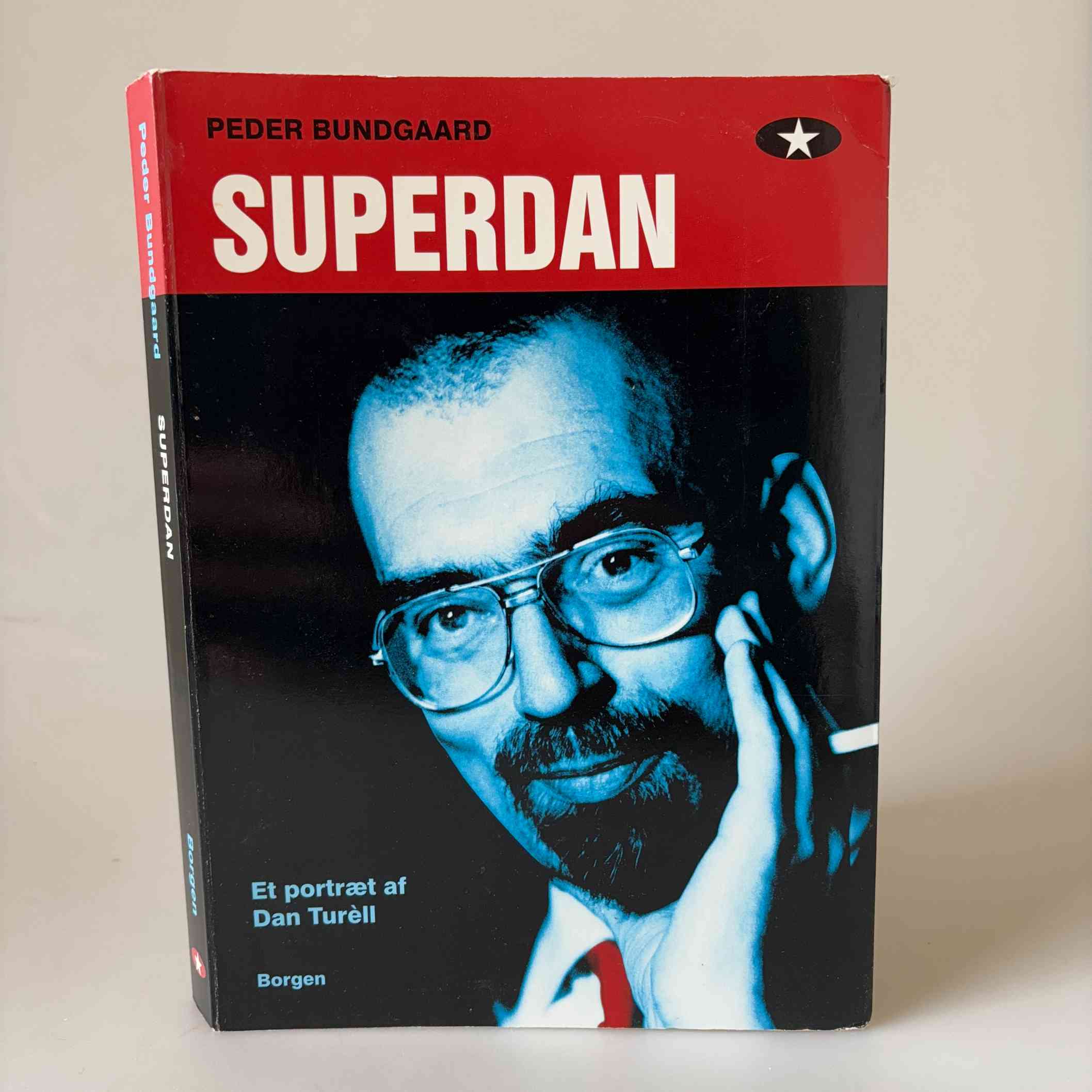 Peder Bundgaard: Superdan - et portræt af Dan Turéll | Køb brugt her ...