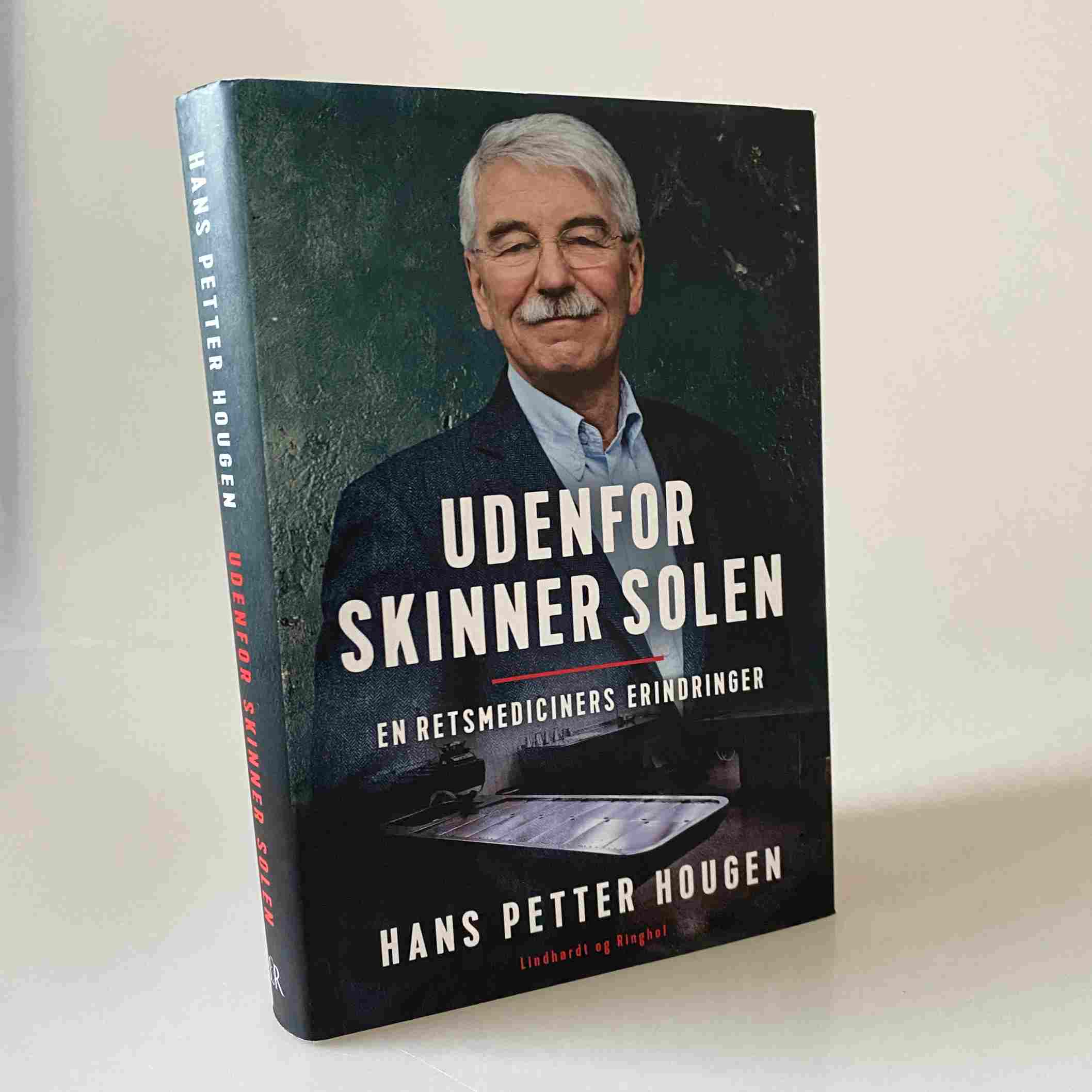 Hans Petter Hougen: Udenfor skinner solen - en retsmediciners erindringer | Køb brugt her ...