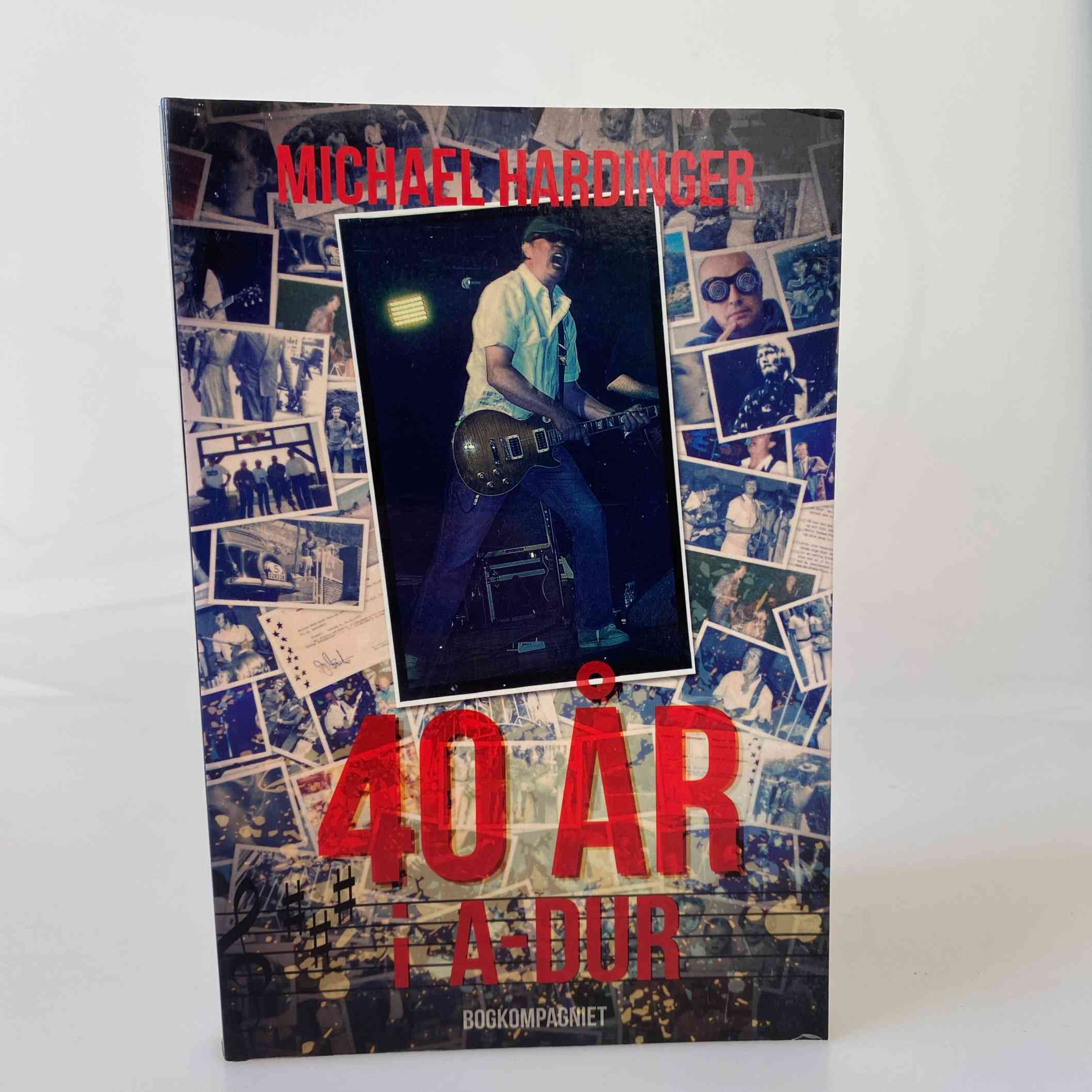 Michael Hardinger: 40 år i A-dur | Køb brugt her - BogGaragen.dk