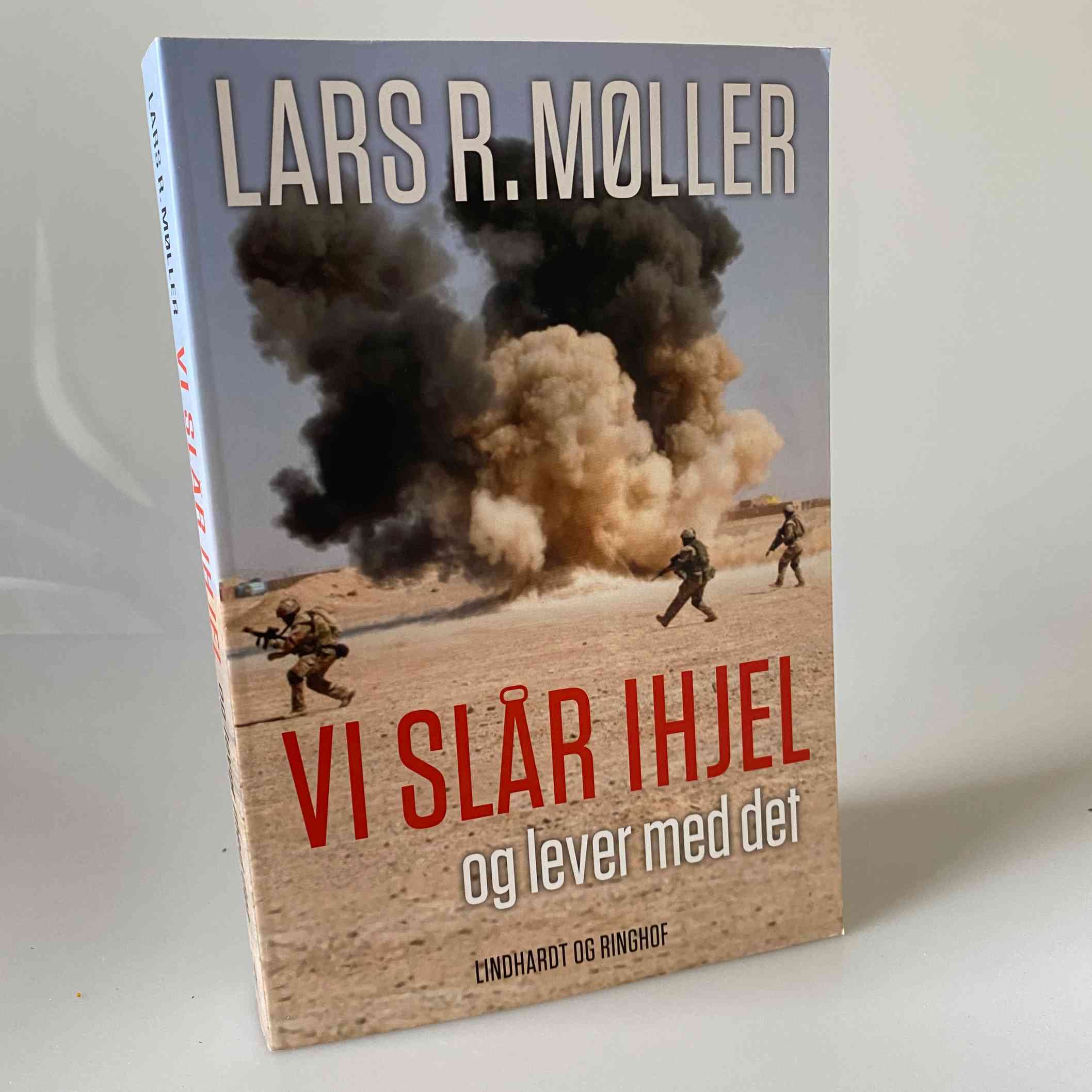 Lars R. Møller: Vi slår ihjel - og lever med | Køb brugt her - BogGaragen.dk