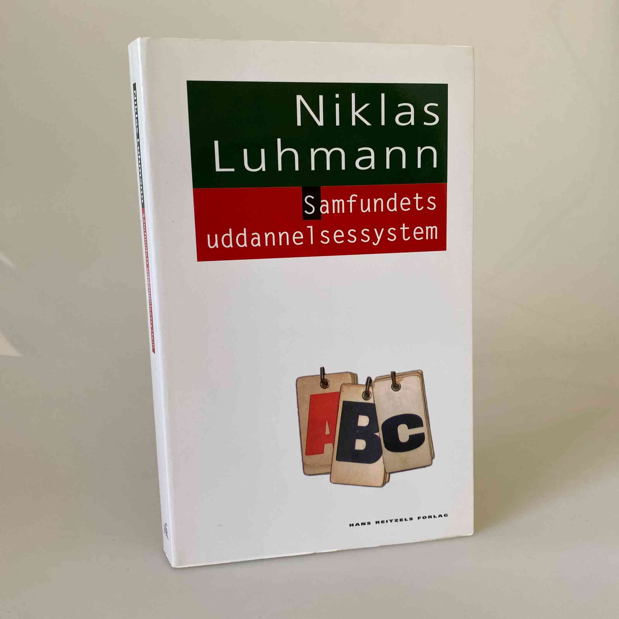 Niklas Luhmann: Samfundets uddannelsessystem | Køb brugt her - BogGaragen.dk