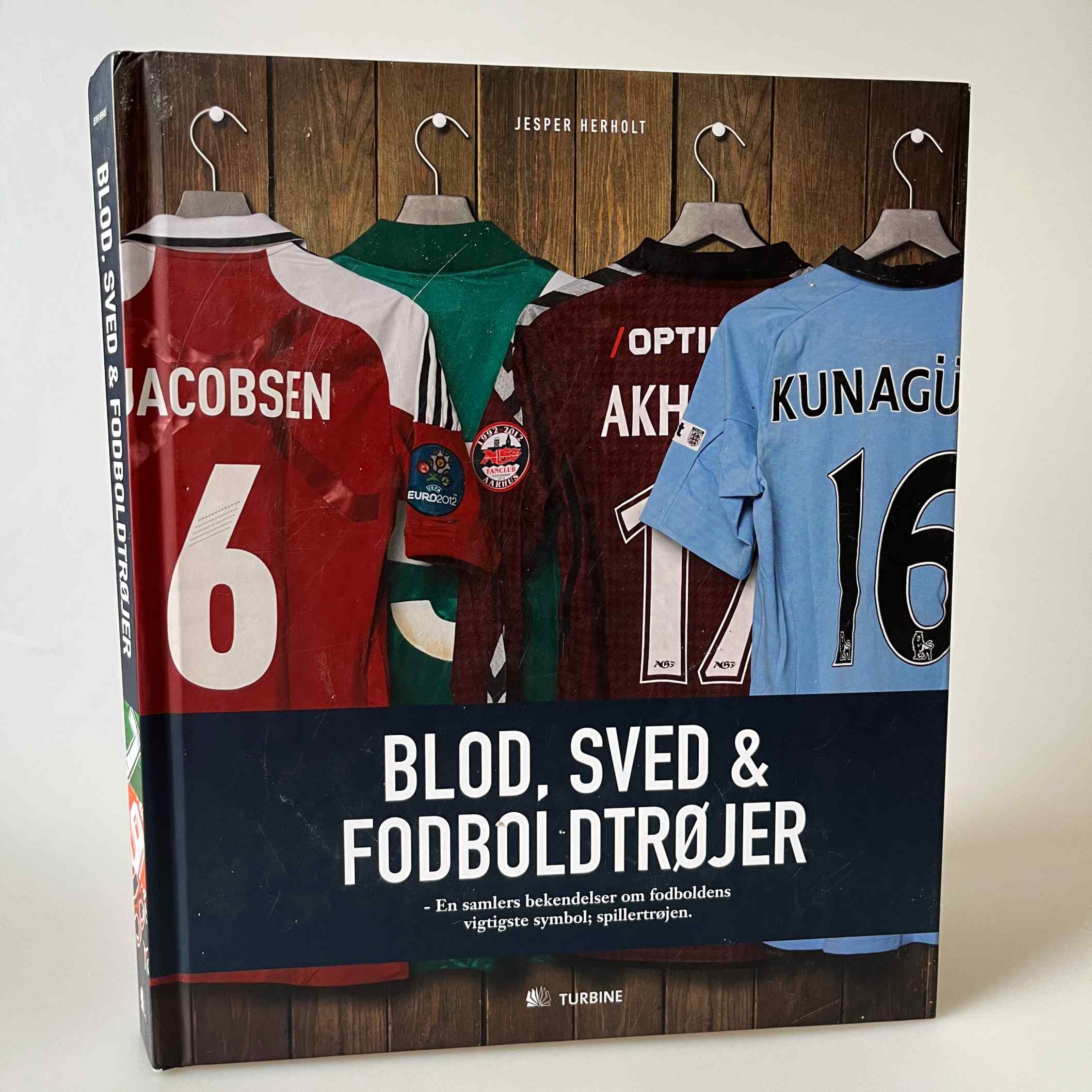 Jesper Herholt: Blod, sved og fodboldtrøjer - En samlers bekendelser om fodboldens vigtigste ...