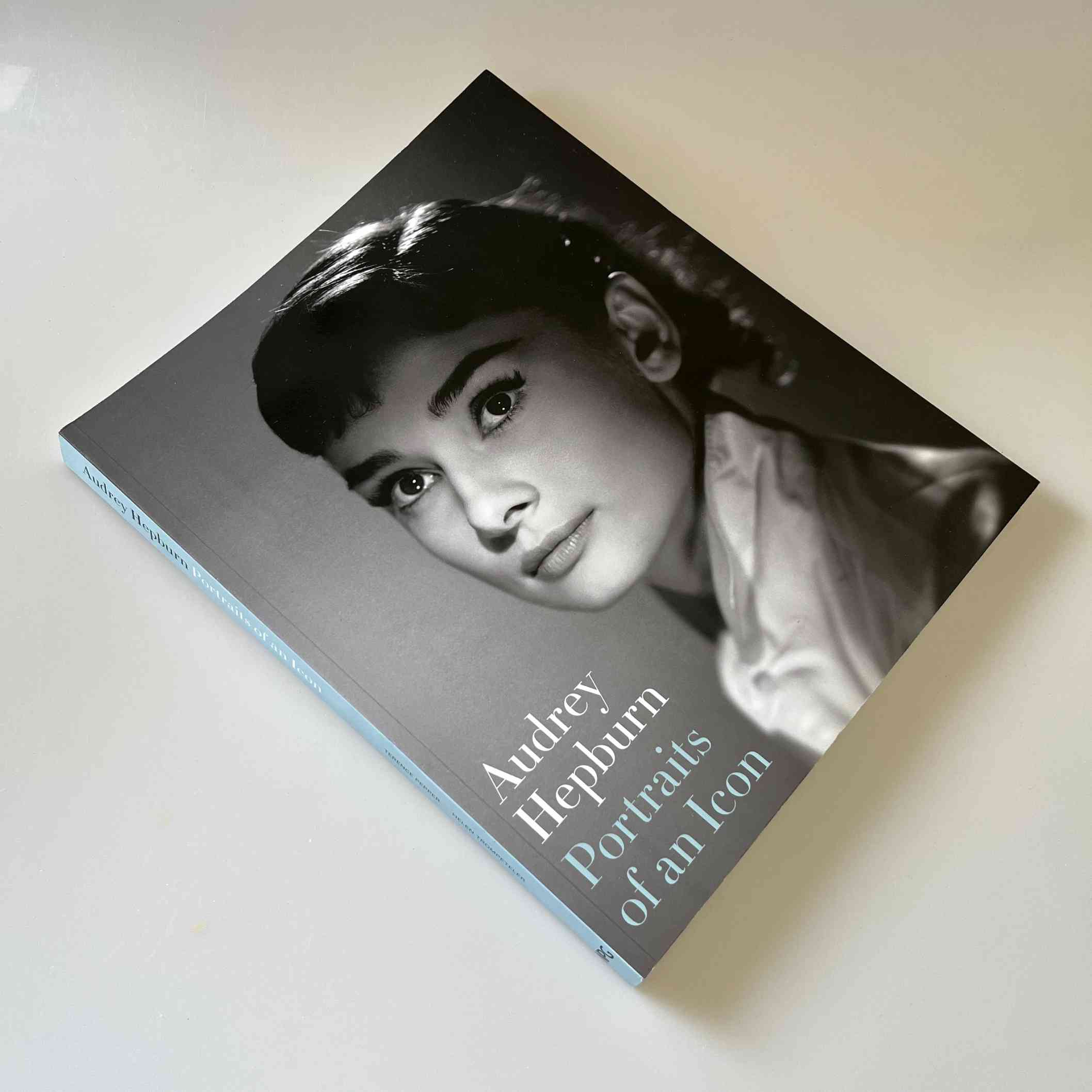 Terence Pepper og Helen Trompeteler: Audrey Hepburn - Portraits of an ...