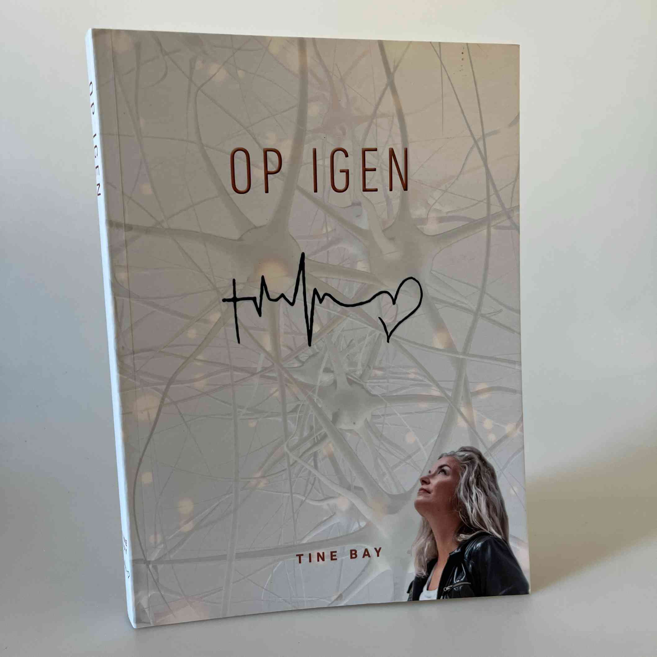 Tine Bay: Op igen - signeret | Køb brugt her - BogGaragen.dk