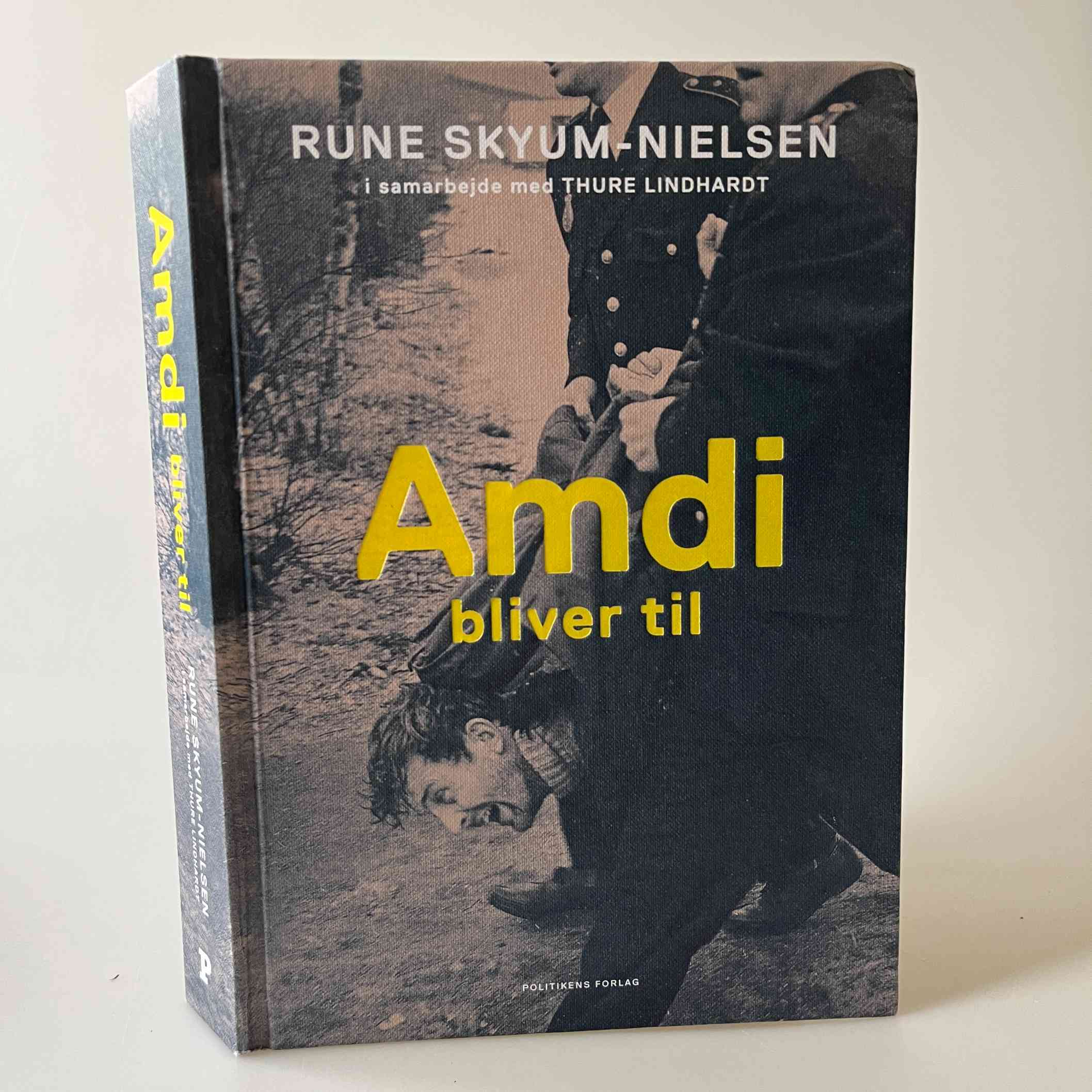 Rune Skyum-Nielsen: Amdi bliver til | Køb brugt her - BogGaragen.dk