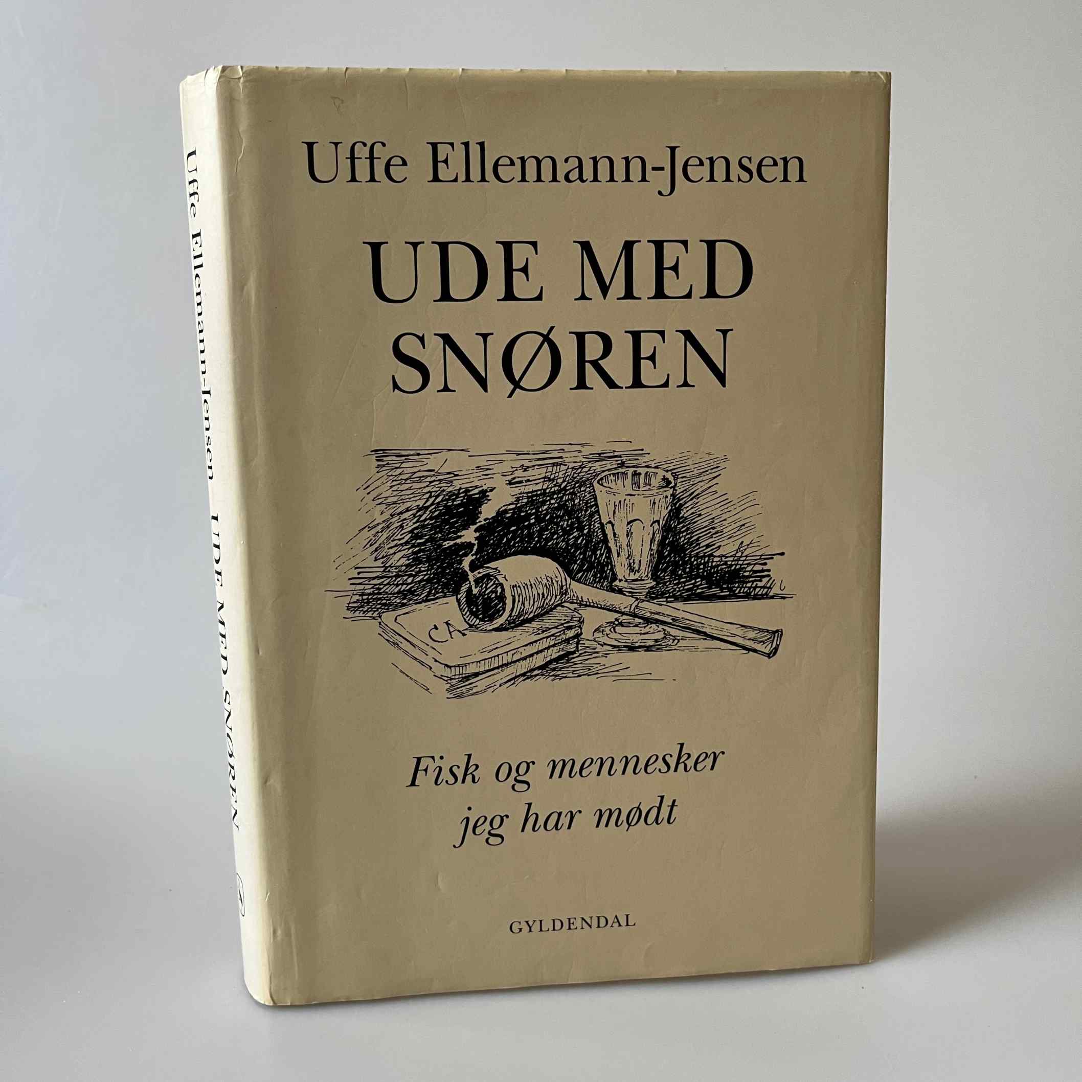 Uffe Ellemann-Jensen: Ude med snøren. Illustreret af Svend Saabye ...