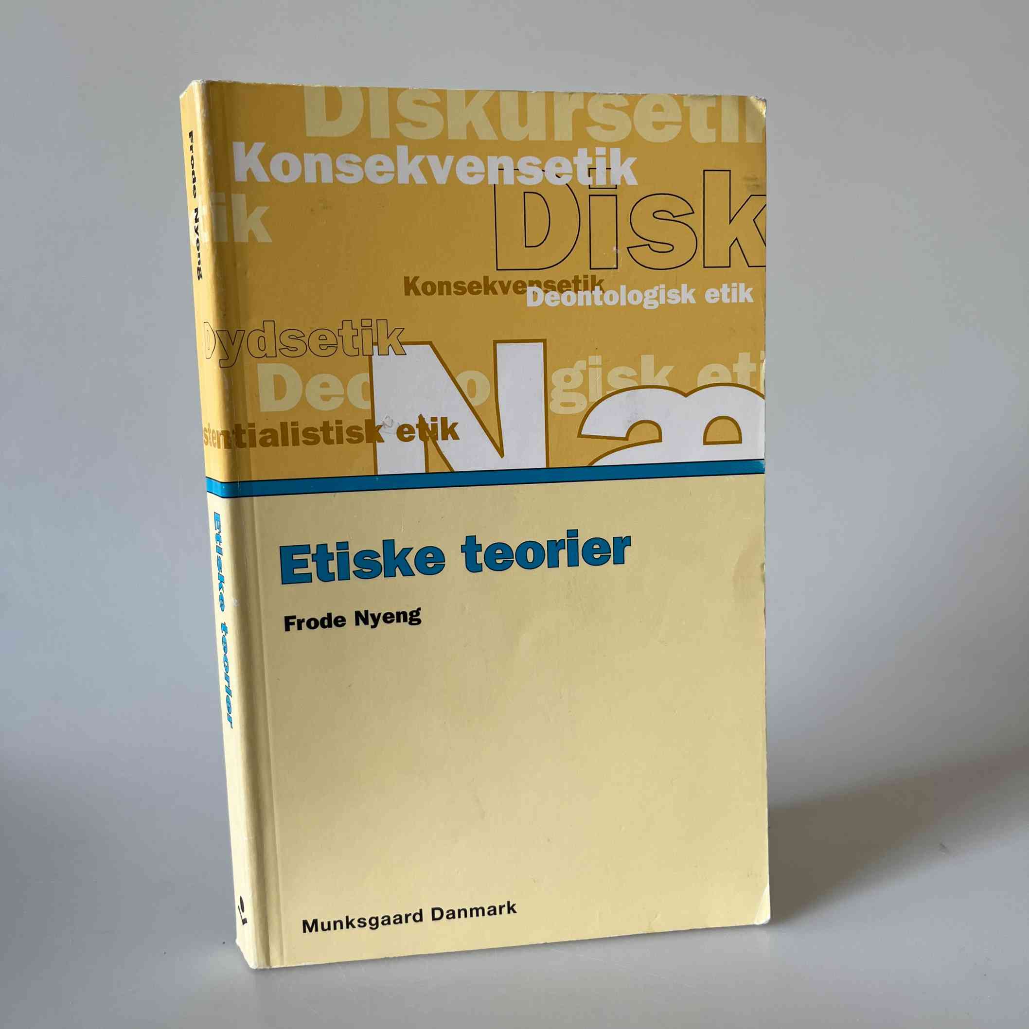 Frode Nyeng: Etiske teorier - en systematisk fremstilling af syv etiske teoriretninger | Køb ...