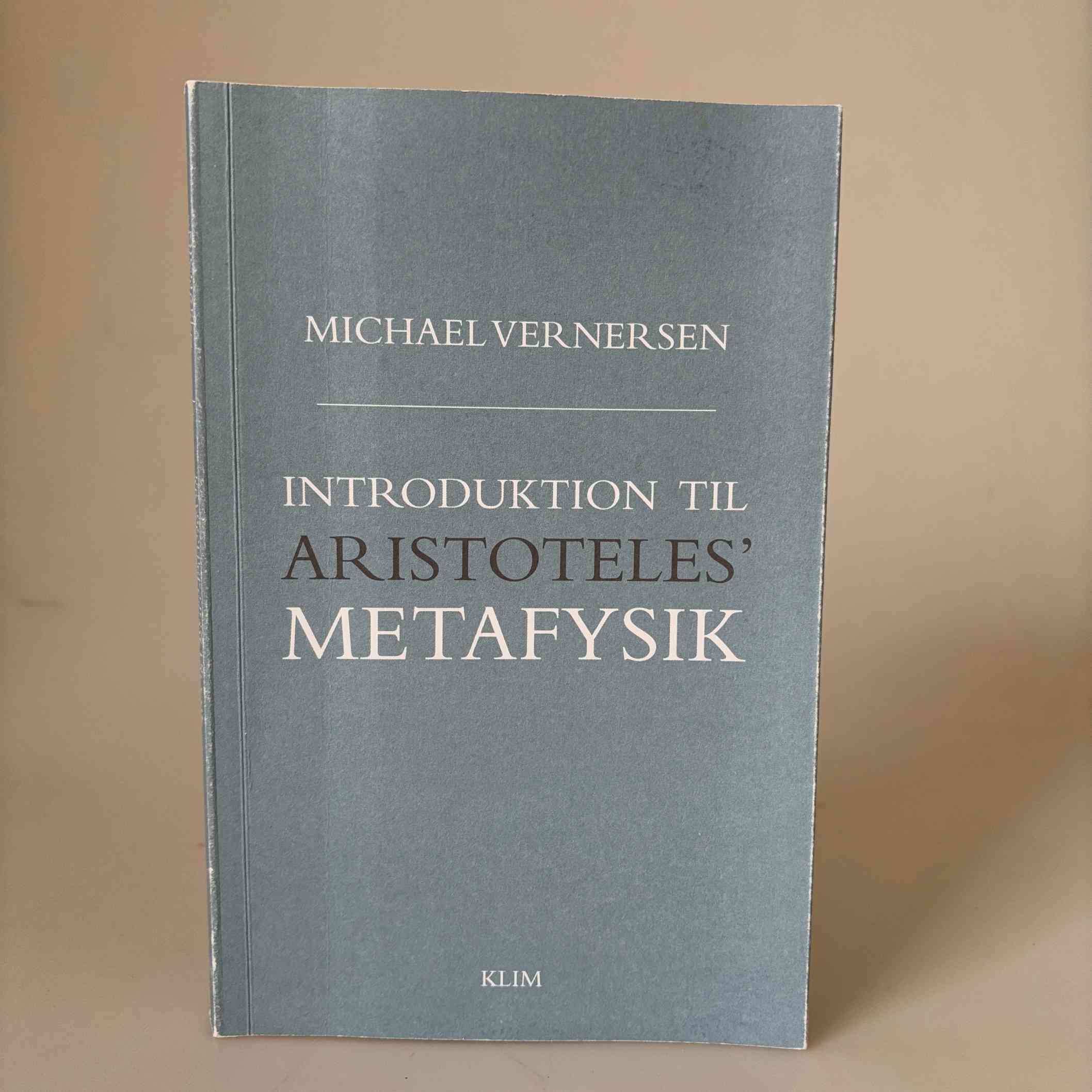 Michael Vernersen: Introduktion til Aristoteles' metafysik | Køb brugt her - BogGaragen.dk