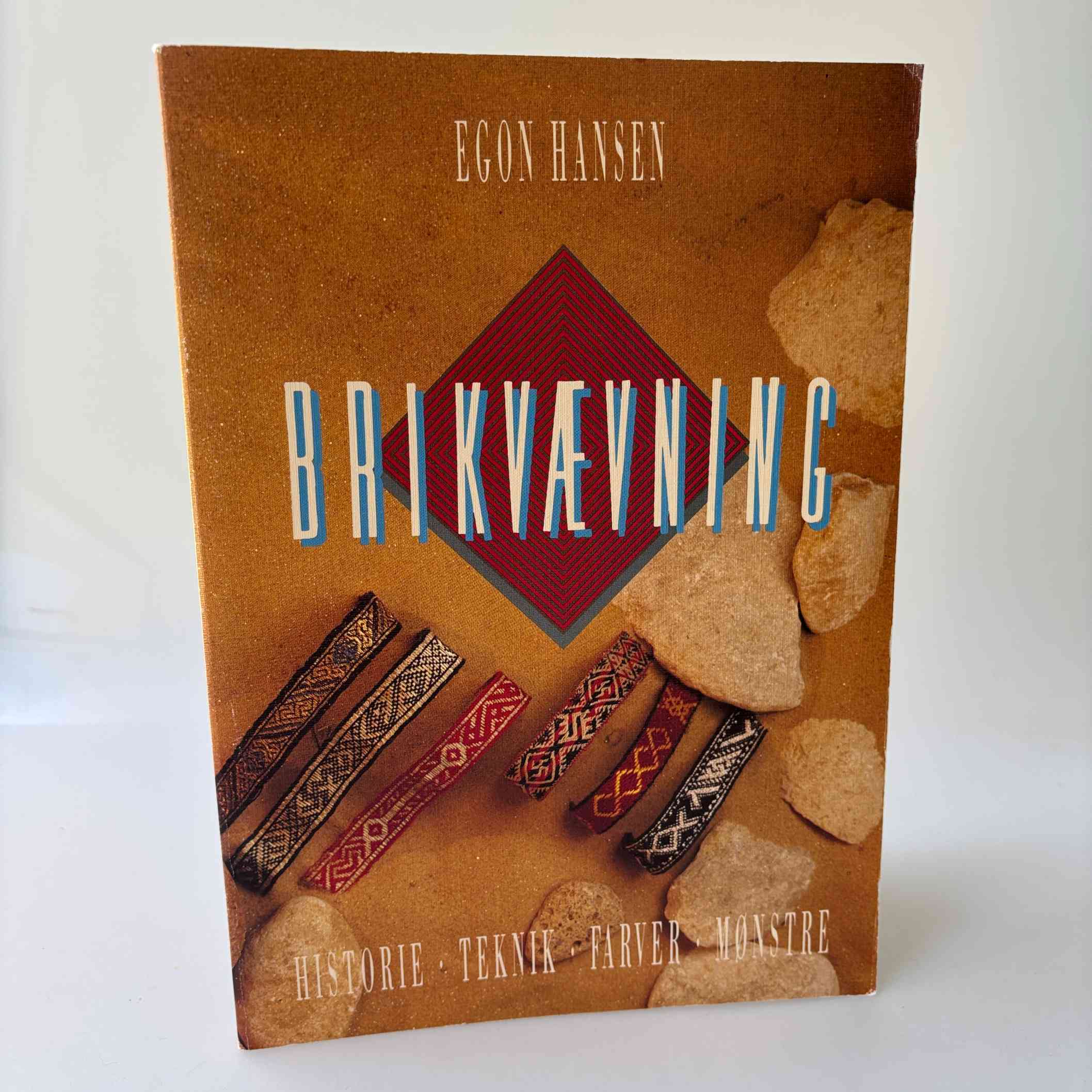 Egon H. Hansen: Brikvævning - historie, teknik, farver, mønstre | Køb brugt her - BogGaragen.dk
